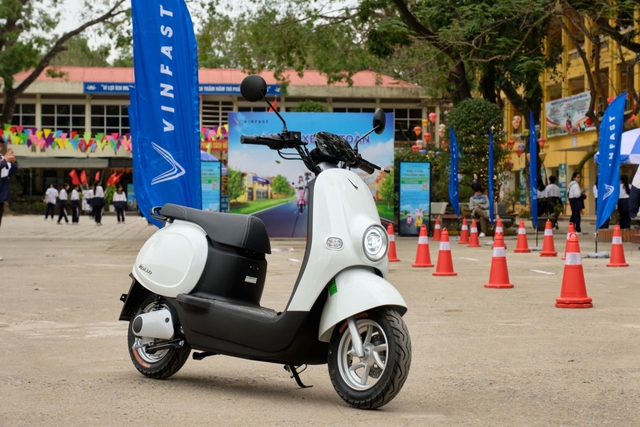 Mua xe máy cho con đi học, chọn xe xăng 50cc hay xe điện VinFast? – TP BIKER - XE CHO TƯƠNG LAI