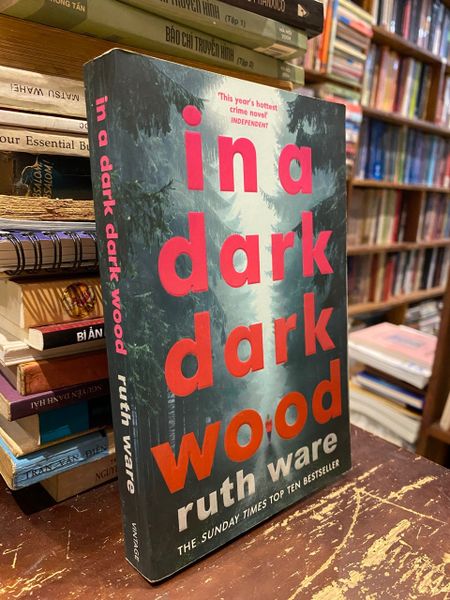In a dark dark wood - Ruth Ware – Momo Bookstore