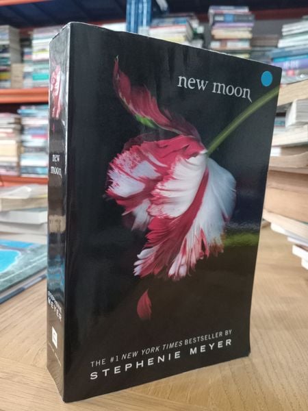 New moon - Stephenie Meyer – Momo Bookstore