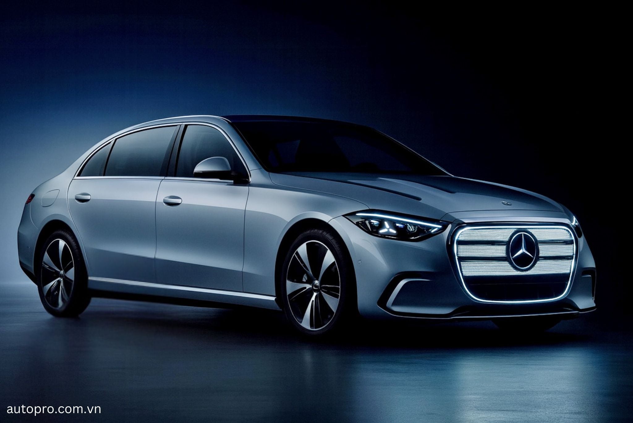 Mercedes C-Class EV 2026 Hé Lộ Thiết Kế Lưới Tản Nhiệt Phát Sáng Như G - Mười Hùng Auto