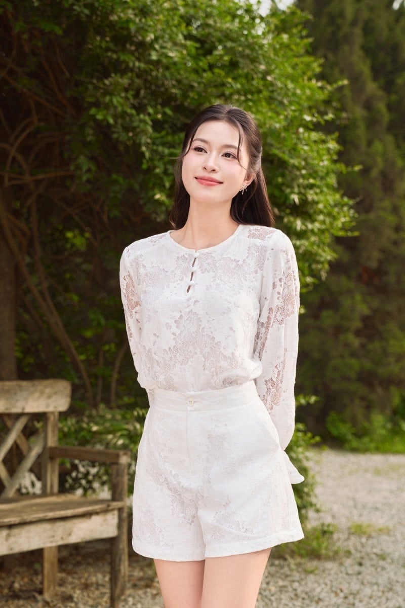 Quần trắng phối với áo màu gì nữ đẹp? 30+ cách phối với quần trắng