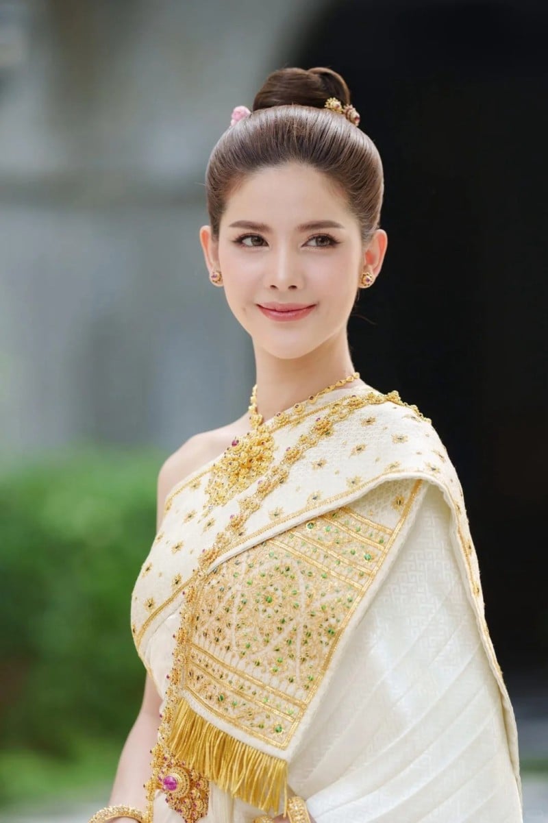 Phong cách nữ thời trang Thái Lan: Bạn thích gợi cảm hay truyền thống?