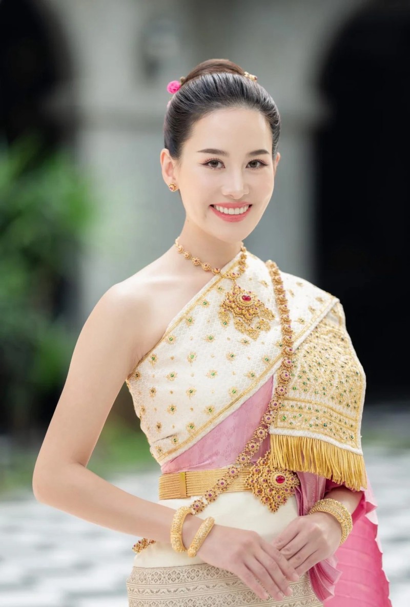 Phong cách nữ thời trang Thái Lan: Bạn thích gợi cảm hay truyền thống?