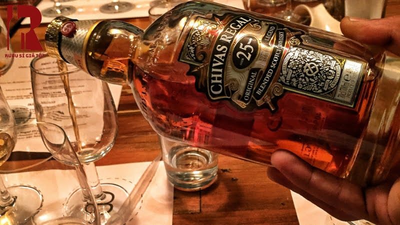 So Sánh Chivas Và Hennessy: Khác Biệt Thật Sự Nằm Ở Đâu?