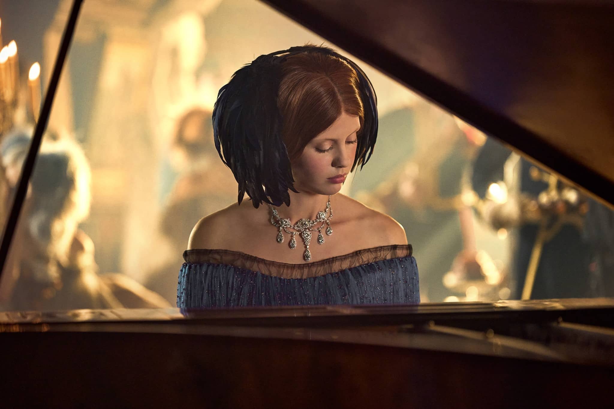 Giải mã trang phục của Mia Goth trong Frankenstein: Dáng hình của bi k ...