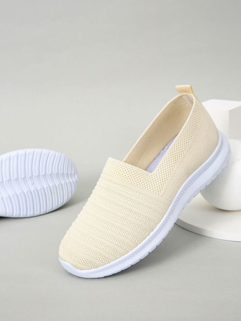 Top mẫu giày vải nữ hot nhất mà cô nàng nào cũng nên có