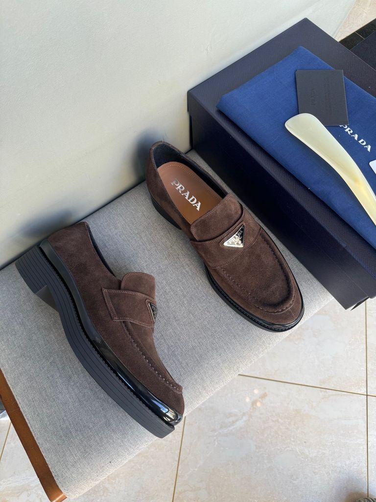 GIÀY NAM LOAFER PRAD* DA LỘN NÂU – PHÙ HIỆU TAM GIÁC, DÁNG THANH LỊCH ...