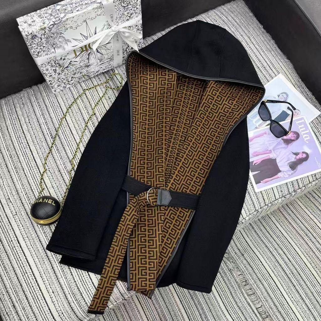 ÁO KHOÁC DÁNG DÀI NỮ DIO* MŨ TRÙM HAI MẶT LEN LÔNG CỪU DỆT LOGO THẮT Đ ...