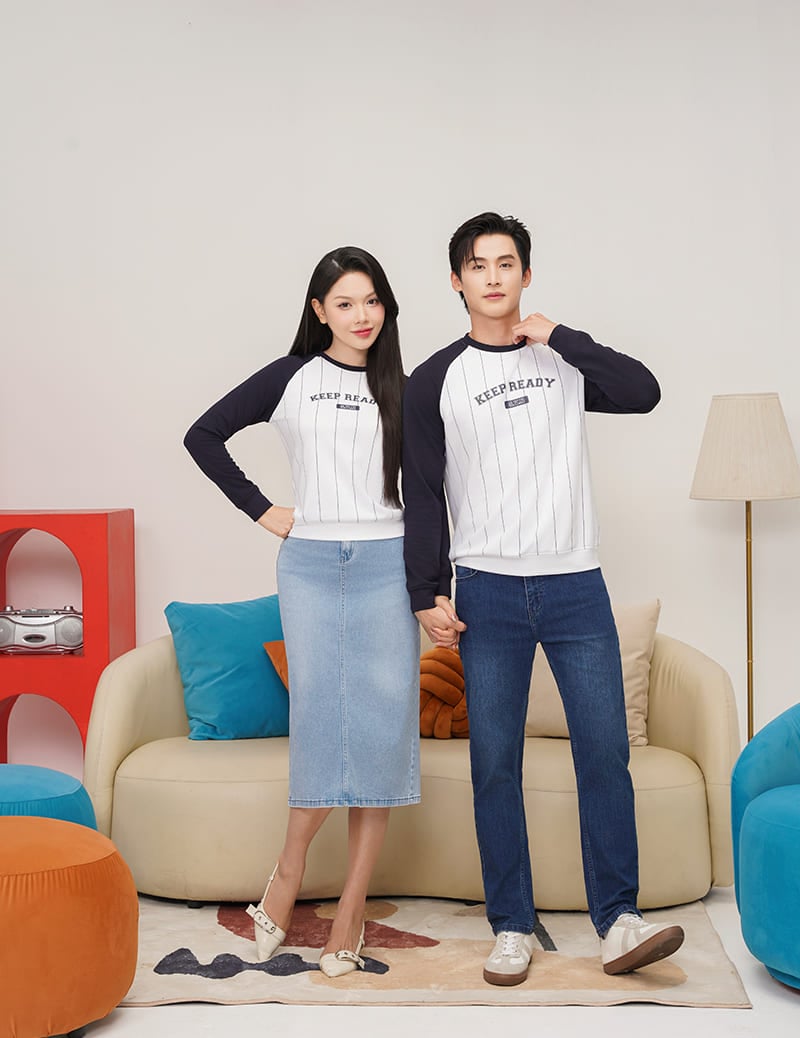 Áo nỉ cổ tròn nữ phối hình in giữa ngực