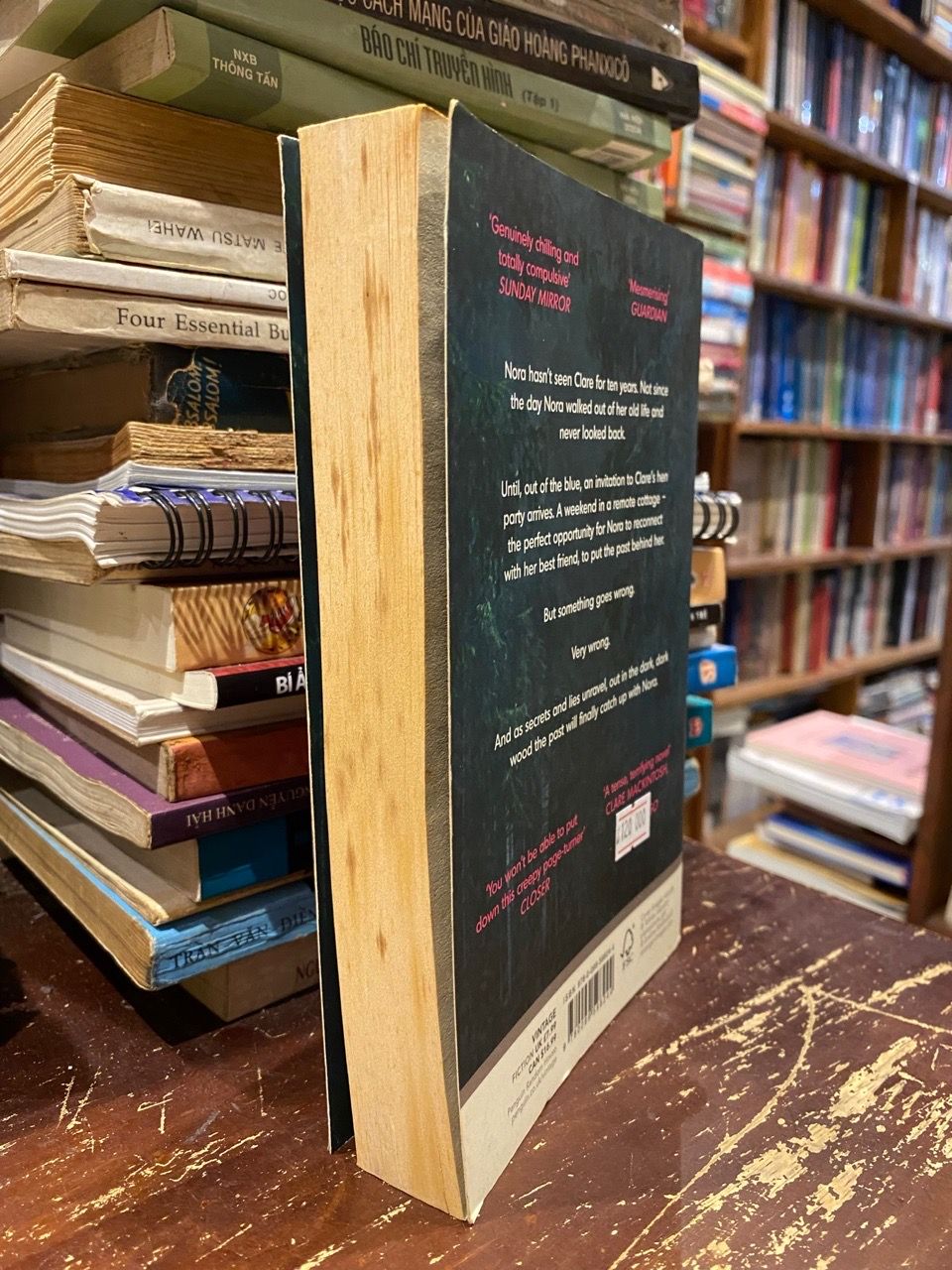 In a dark dark wood - Ruth Ware – Momo Bookstore