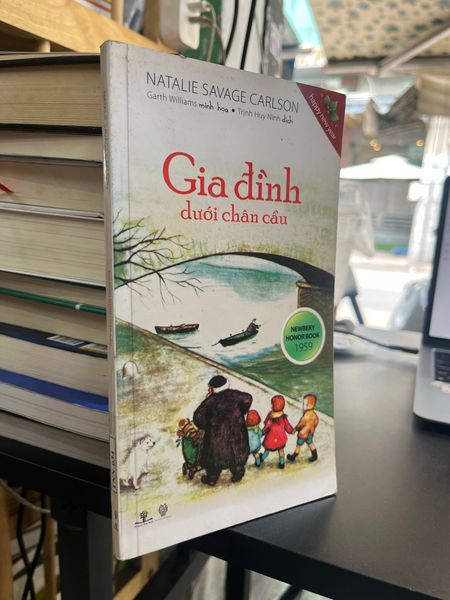 Gia đình dưới chân cầu - Natelie Savage Carlson – Momo Bookstore