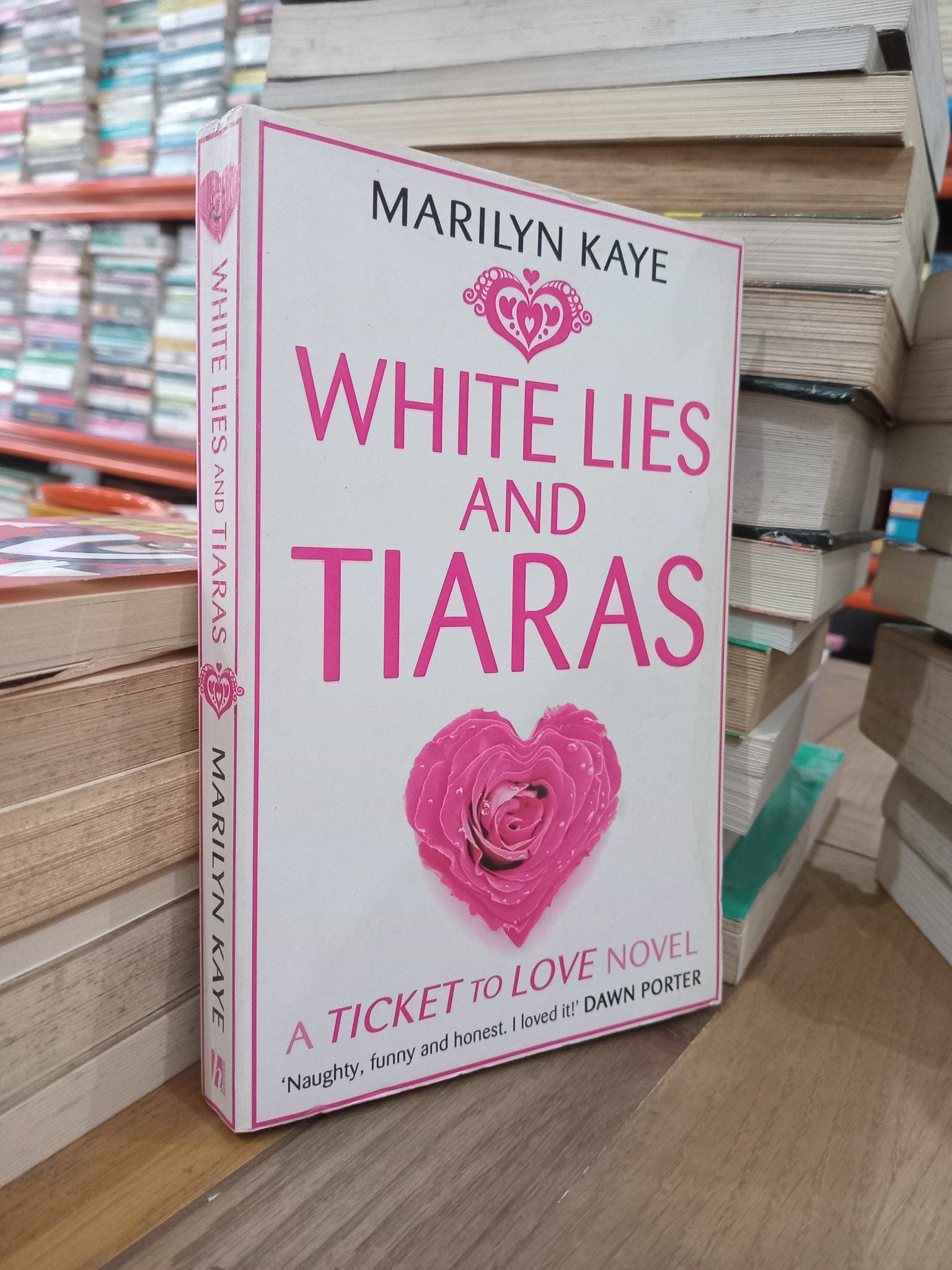 White lies and tiaras - Marilyn Kaye – Momo Bookstore