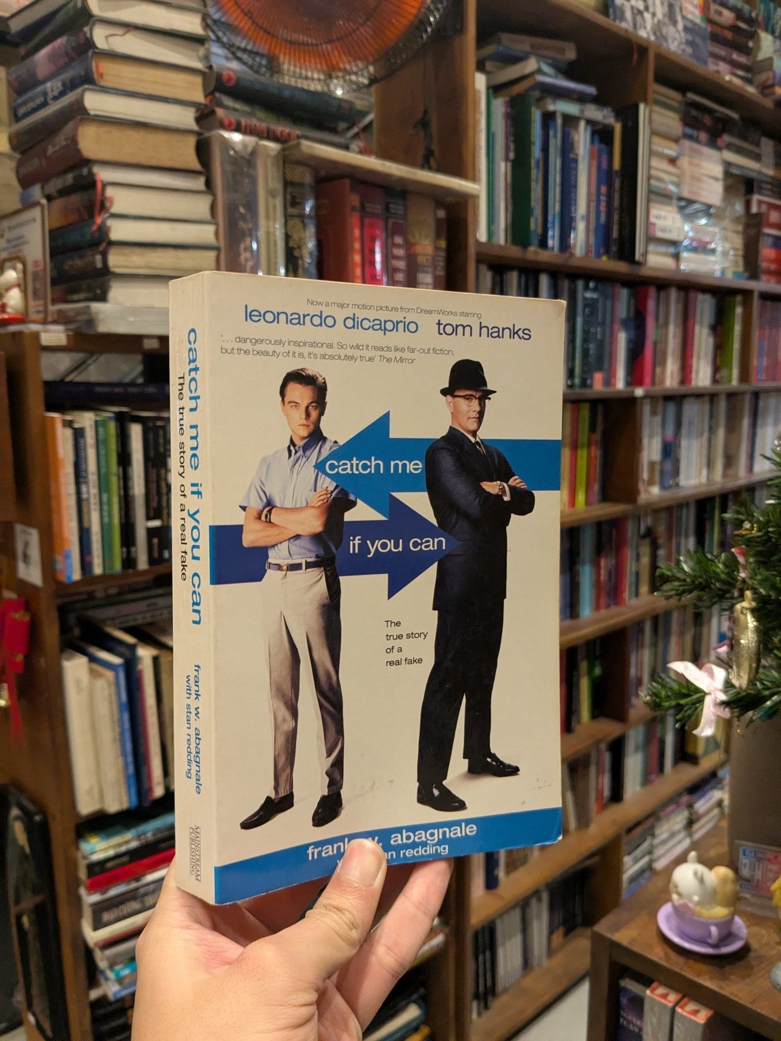 Catch me if you can - Leonardo dicaprio & Tom Hanks – Momo Bookstore
