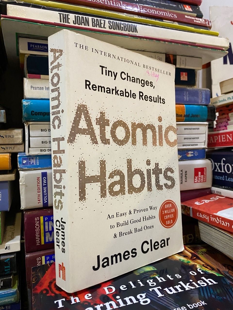 ATOMIC HABITS - JAMES CLEAR – Momo Bookstore