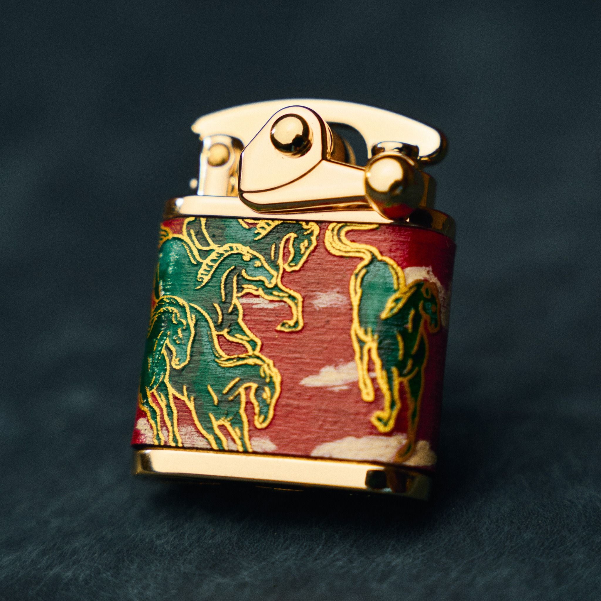 Bật lửa Bát Mã Phi Thiên (BST Mã Hí) – Đỏ Art