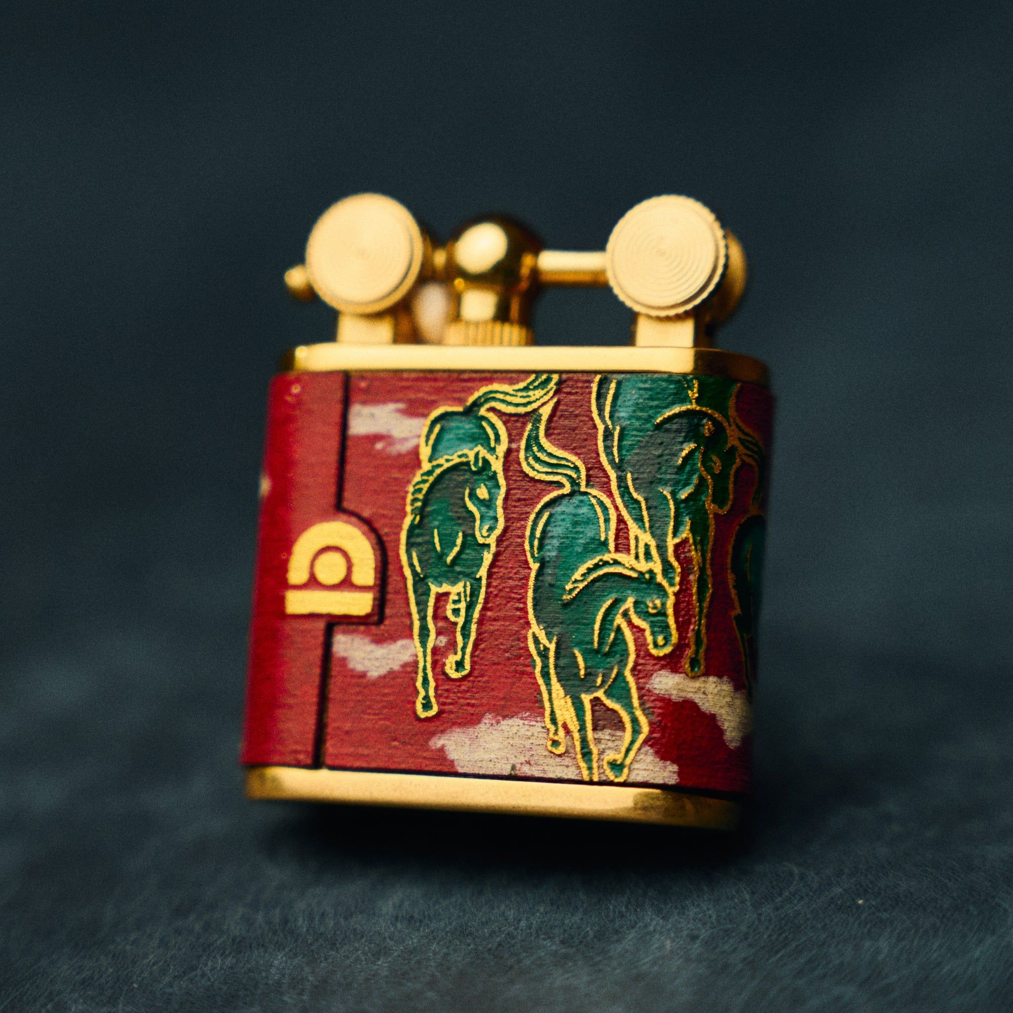 Bật lửa Bát Mã Phi Thiên (BST Mã Hí) – Đỏ Art