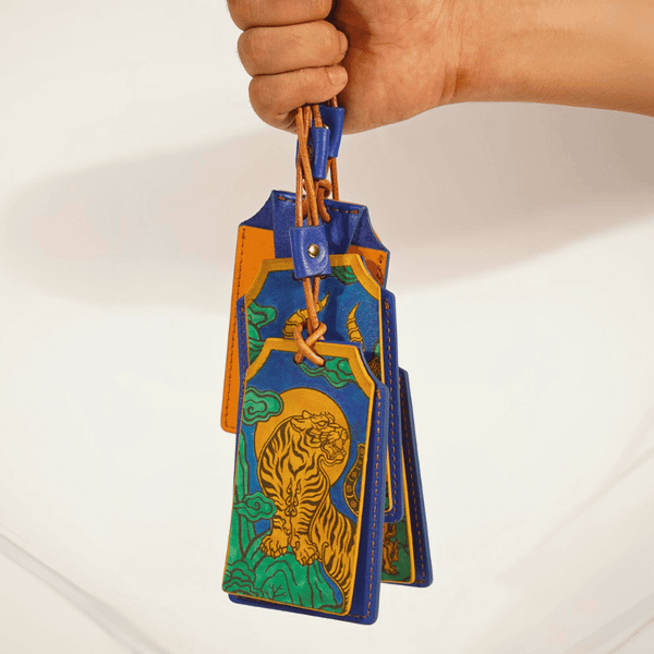 TAG HÀNH LÝ 12 CON GIÁP ( BST TAG ĐẦY) – Đỏ Art