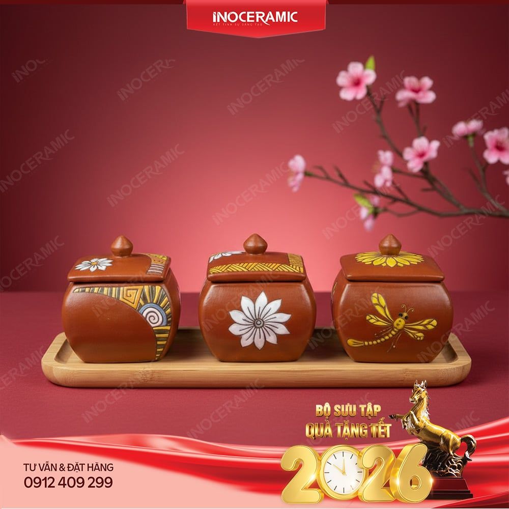 Khay 03 Hũ mứt gốm Bát Tràng hoa văn Thổ Cẩm – Quà biếu Tết in logo
