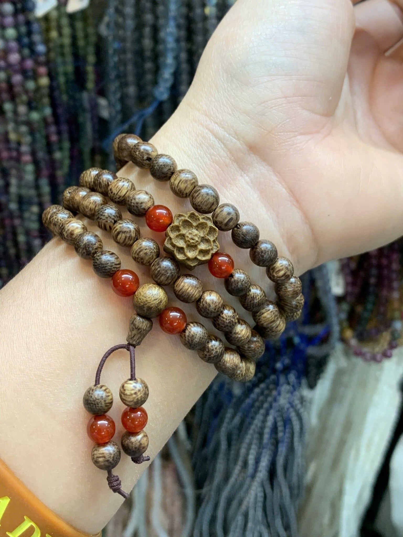 Chuỗi trầm hương tốc vườn 6 ly 108 hạt mix sen & mã não – Tún Decor