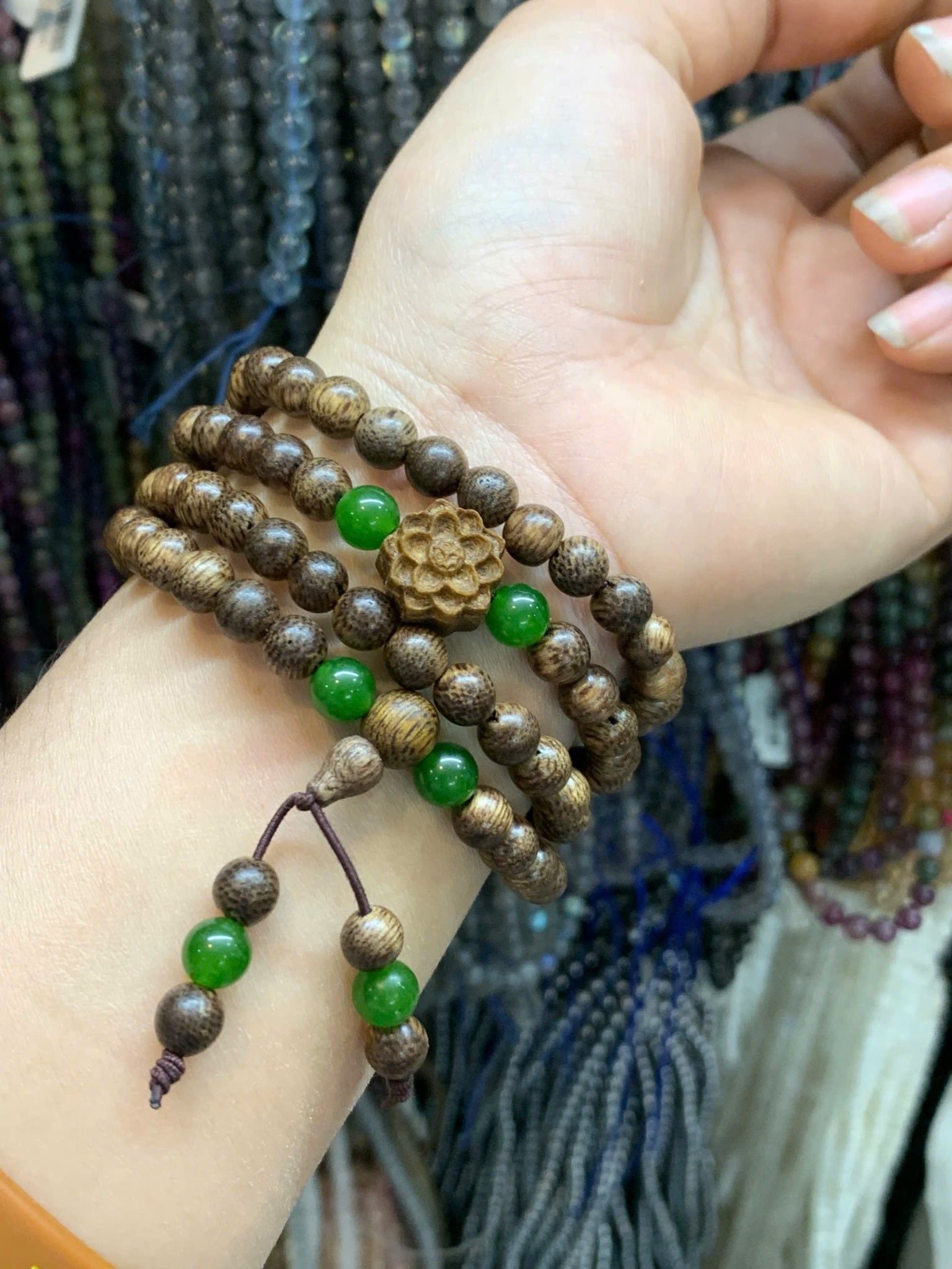 Chuỗi trầm hương tốc vườn 6 ly 108 hạt mix sen & mã não – Tún Decor