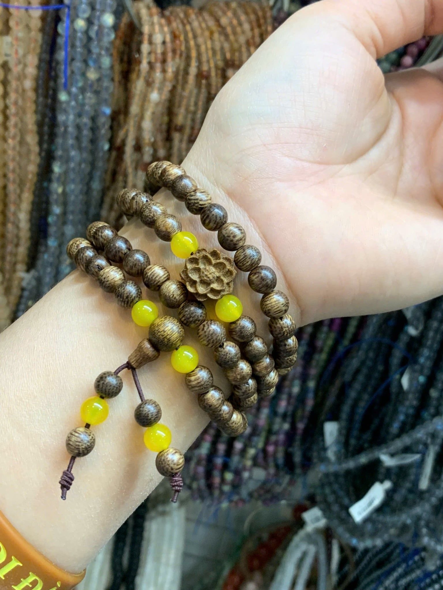 Chuỗi trầm hương tốc vườn 6 ly 108 hạt mix sen & mã não – Tún Decor