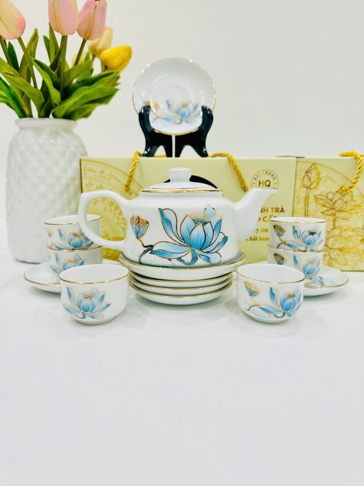Bộ ấm chén Bát Tràng dáng vuông vẽ sen xanh viền vàng kim – Tún Decor