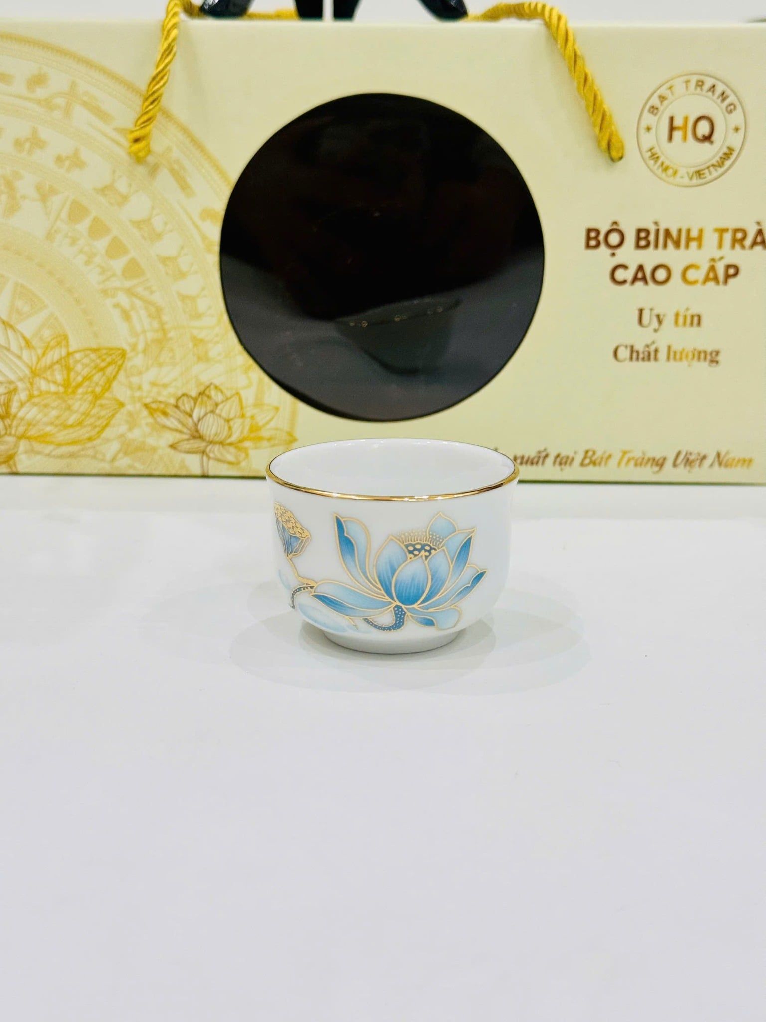 Bộ ấm chén Bát Tràng dáng vuông vẽ sen xanh viền vàng kim – Tún Decor