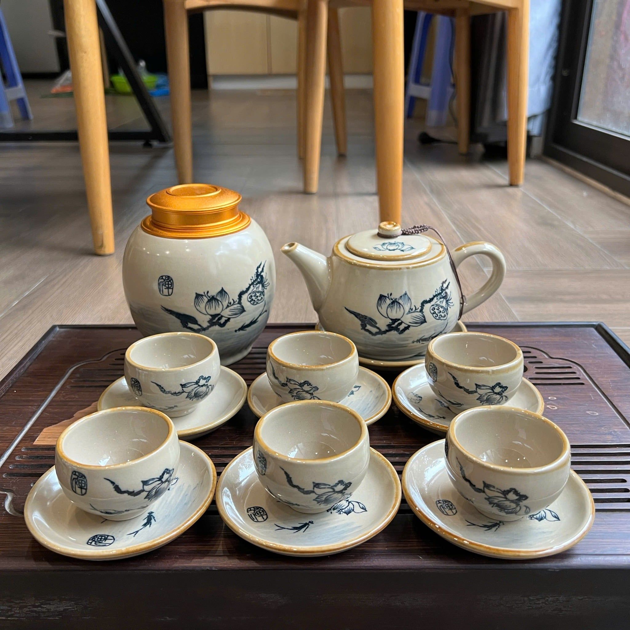 Bộ Ấm Chén Sen Cá Vẽ Tay Kèm Hộp Chè Nắp Đồng – Tún Decor