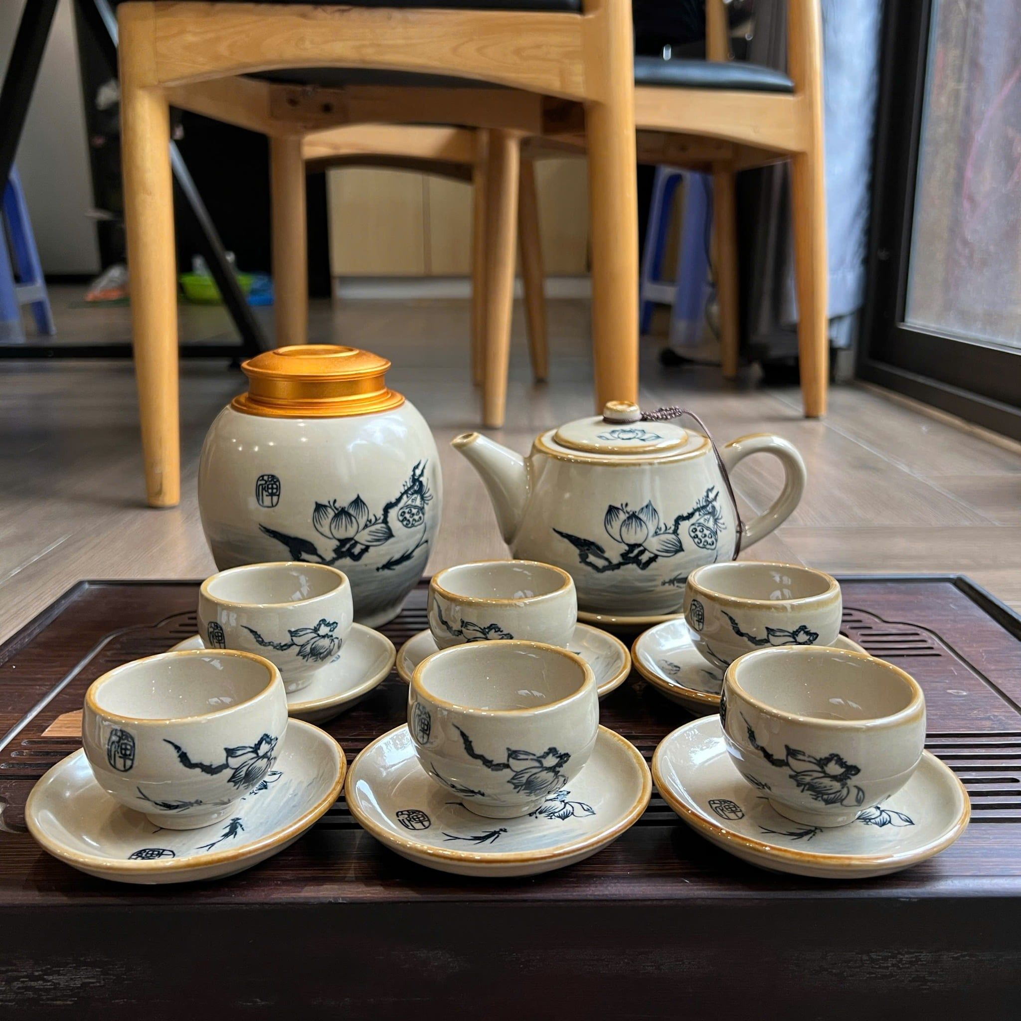 Bộ Ấm Chén Sen Cá Vẽ Tay Kèm Hộp Chè Nắp Đồng – Tún Decor