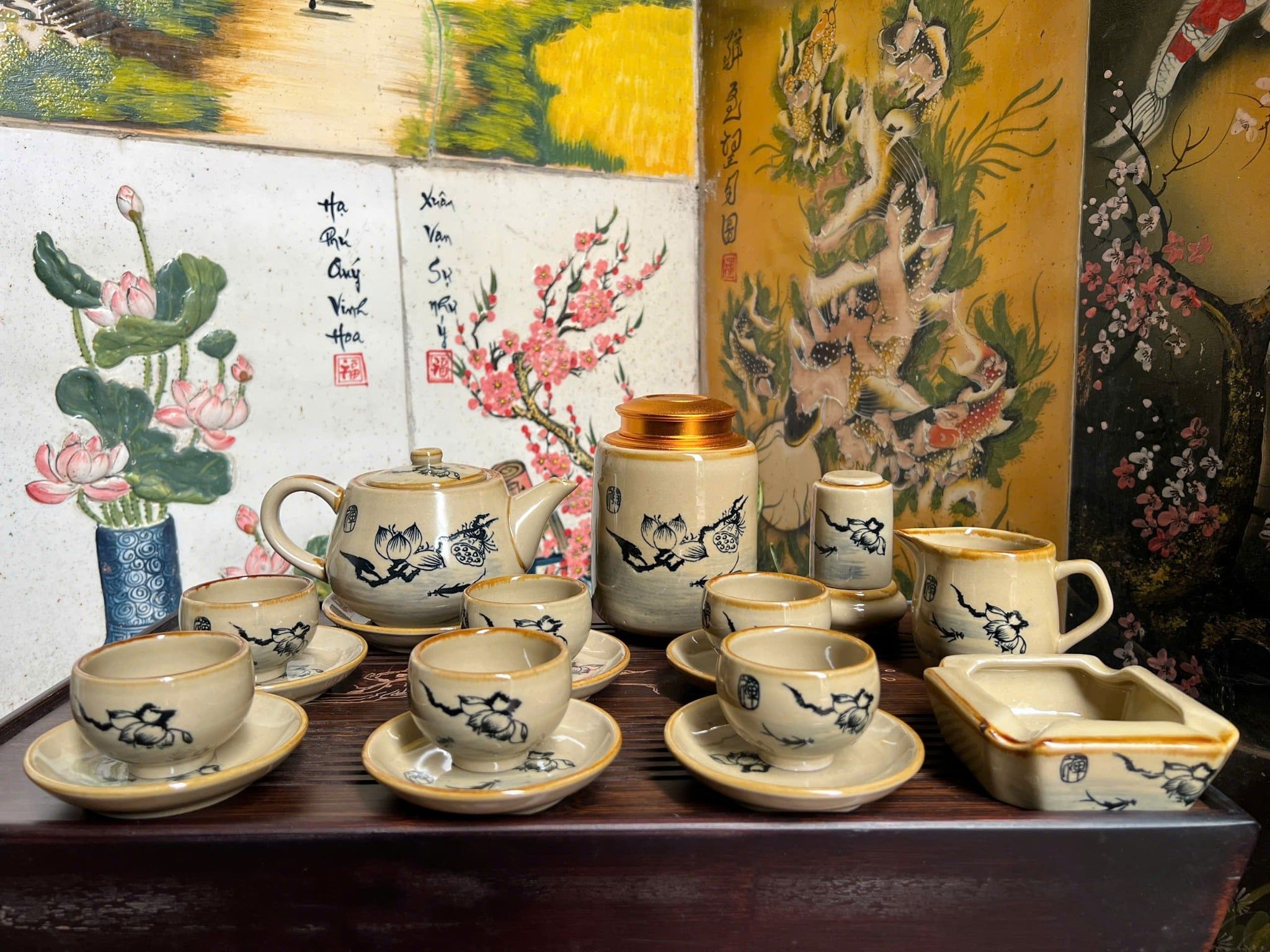 Bộ ấm chén Bát Tràng Sen cá kèm phụ kiện 4 món nắp đồng – Tún Decor