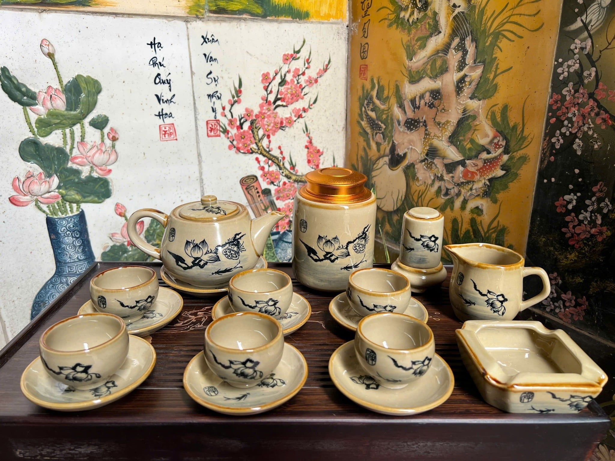 Bộ ấm chén Bát Tràng Sen cá kèm phụ kiện 4 món nắp đồng – Tún Decor