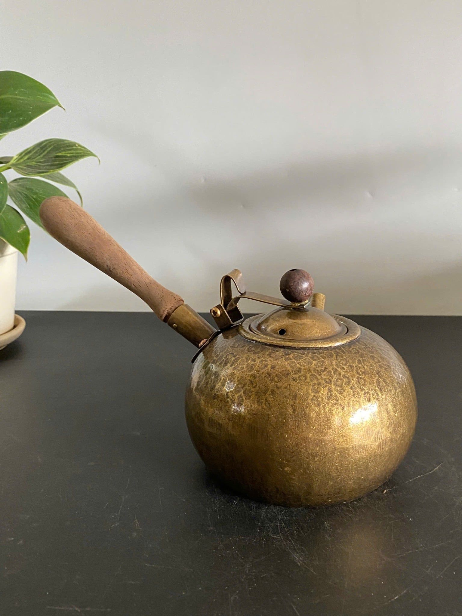 Ấm Đồng Xưa Tích Chữ Cổ – Lòng Tráng Bạc, Tay Gỗ Đẹp – Tún Decor