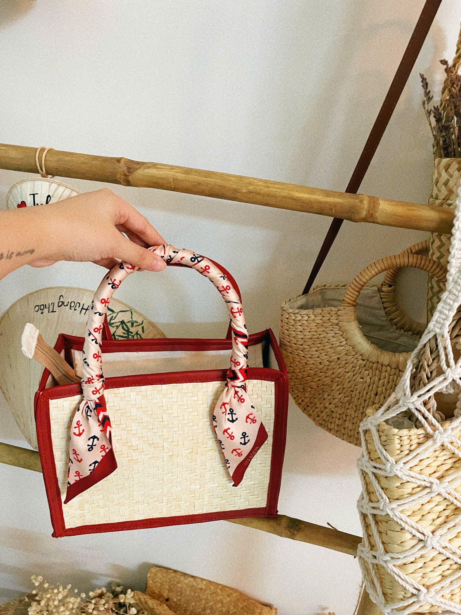 Túi Red Velvet Mix Khăn Lụa Zigzag Mỏ Neo 4SEASON – LÁ TINY