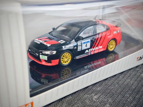 Mitsubishi Lancer Evo X Advan - Tarmac Works 1:64 – DaboxToys