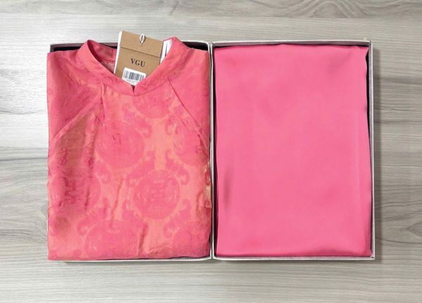 VGU2379 - SET ÁO DÀI HỌA TIẾT CỔ TRỤ THẤP – LEARA